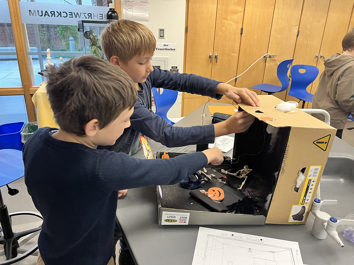 Eine spukige Nawi-Stunde: Kreative Geisterhäuser erleuchten den Unterricht - German ...